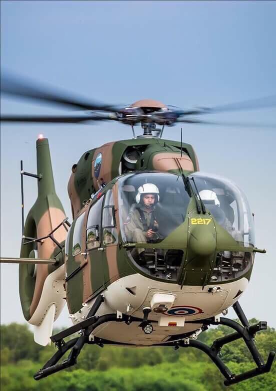 เฮลิคอปเตอร์ลำเลียงแบบ EC-645 T2 ของกองทัพเรือช่วยเหลือผู้ประสบภัยน้ำ ...